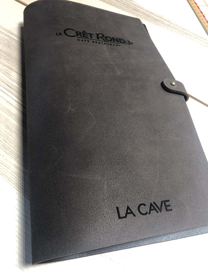 Livre de cave en croute de cuir épais format cocktail